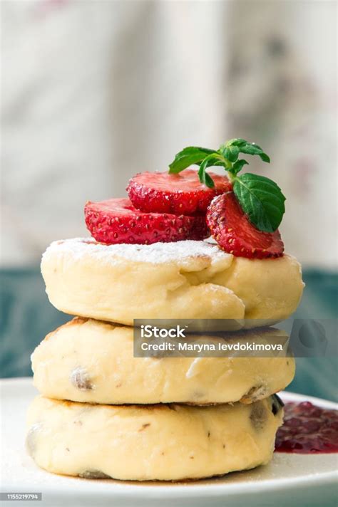 확대 매크로 건포도와 갓 만든 치즈 케이크 크림을 붓고 딸기로 장식 복사 공간 0명에 대한 스톡 사진 및 기타 이미지 0명 건과일 건포도 Istock