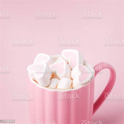 핑크 빛 파스텔 배경입니다 다크 커피 한 잔 하트 모양의 마시멜로 발렌타인 의 결혼식 날 개념입니다 로맨틱 한 여성스러운 배경 개념에 대한 스톡 사진 및 기타 이미지