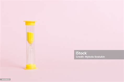 테이블 위의 모래시계 영업 마감 시간에 대한 시간 경과 개념으로서의 모래 시계 복사 공간 개념에 대한 스톡 사진 및 기타 이미지