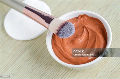 작은 흰색 그릇 빨간색 화장품 클레이 마스크 집에서 만드는 아름다움 치료입니다 보기 상위 공간을 복사 합니다 빨강에 대한 스톡 사진 및 기타 이미지 Istock