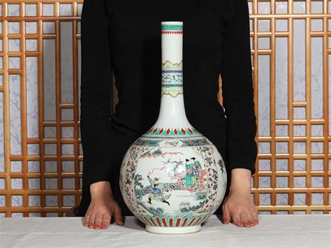 靓宝格 光绪 五彩花鸟人物纹锥把瓶大清康熙年制款