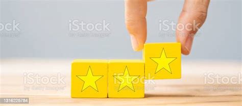 별 기호와 나무 블록을 들고 손 고객 리뷰 피드백 등급 순위 및 서비스 개념 0명에 대한 스톡 사진 및 기타 이미지 0명 3가지 개체 5가지 개체 Istock
