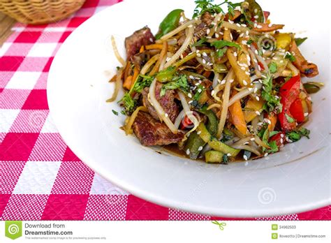 油煎的面条亚洲人食物 库存图片 图片 包括有 蔬菜 泰国 辣椒 可口 烹调 传统 午餐 膳食 34962503