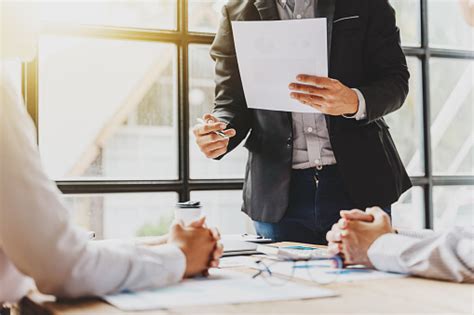 잘린 클로즈업을 한 남성 상사는 사무실의 여성 조수에게 프로젝트 할당을 설명합니다 25 29세에 대한 스톡 사진 및 기타 이미지 25 29세 2명 계획 Istock