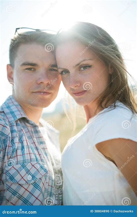 Junge Paare in Der Liebe Im Freien Stockfoto Bild von porträt beiläufig 38804890