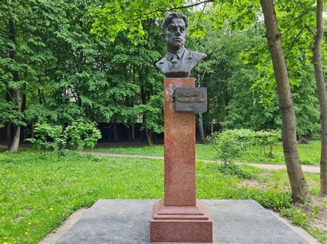 Памятник-бюст В.В. Маяковскому (Пушкино - Московская область)