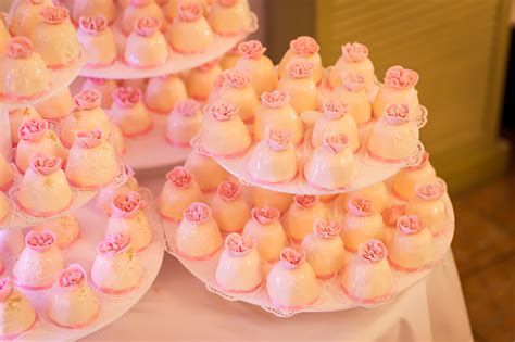 캔디 바입니다 맛 있는 컵 케이크와 함께 달콤한 뷔페 컵 케이크와 함께 달콤한 휴가 뷔페 그리고 다른 디저트입니다 과자 사탕 디저트 행복 한 생일 개념 있는 테이블 0명에