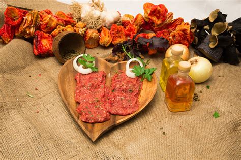 나무 표면에 다진 고기로 만든 터키어 조리되지 않은 미트볼 Kofte 또는 Kofta 가벼운 절단에 터키 전통 식사 Kofte의 다른 종류 스톡 사진 가까운에 대한 스톡