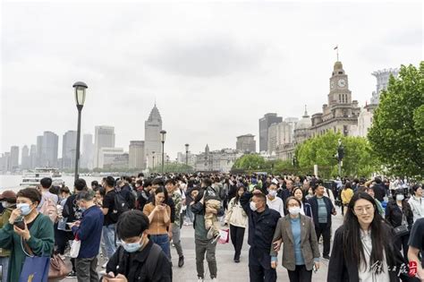 人从众上海南京路步行街再现拉链式人墙提醒外滩无主题光影秀 浦江头条 澎湃新闻 The Paper