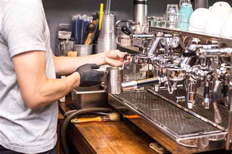 바리 스타 카페에서 커피를 만들기 위한 기계를 사용 하 여입니다 2명에 대한 스톡 사진 및 기타 이미지 2명 개념 기계류 Istock