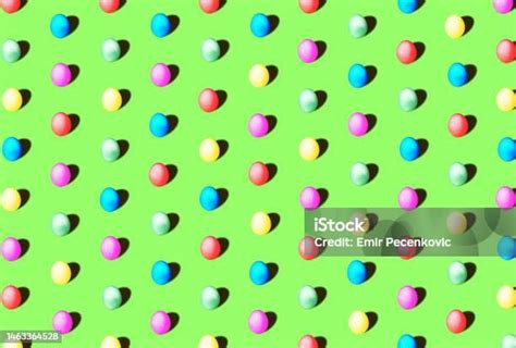 파스텔 배경에 파란색 분홍색 노란색 및 녹색의 부활절 달걀을 패턴으로 채색했습니다 부활절 최소 개념입니다 플랫 레이 개념에 대한 스톡 사진 및 기타 이미지 Istock