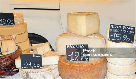 이탈리아에서 판매되는 양과 젖소의 우유와 염소로 만든 양념 치즈 세일에 대한 스톡 사진 및 기타 이미지 세일 치즈 가격 Istock