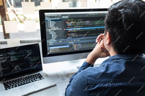 It 회사 사무실의 소프트웨어 개발 컴퓨터에서 프로젝트 작업을 하는 개발자 프로그래머 코드 및 데이터 코드 웹사이트 작성 문제 해결을 위한 데이터베이스 기술 코딩