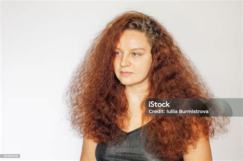 붉은 색의 무성한 곱슬 머리 메이크업없이 깨끗한 얼굴 피부 흰색 배경을 바라 보는 눈을 가진 백인 여성의 초상화 자기 수용 30 34세에 대한 스톡 사진 및 기타 이미지