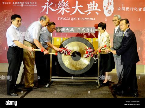 Taipeis Taiwan 4th May 2016 Honored Guests Strike A Gong For The