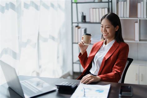 직장에서 컴퓨터와 재정 예산 문서를 사용하여 사업을 성공적으로 투자 한 행복한 미소 짓는 얼굴을 보여주는 여성 사업주의 초상화 가상현실에 대한 스톡 사진 및 기타 이미지