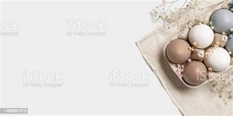 작은 꽃을 장식 계란 상자에 색이 부활절 달걀 파스텔을 닫습니다 최소한의 부활절 축하 개념 베이지색 흰색 회색 색으로 염색 된