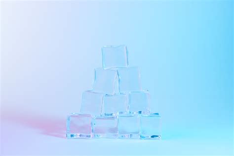 활기찬 대담한 그라데이션 홀로그램 색상에 얼음 큐브의 창조적 인 레이아웃 컨셉 아트 최소한의 사실성 0명에 대한 스톡 사진 및 기타 이미지 Istock