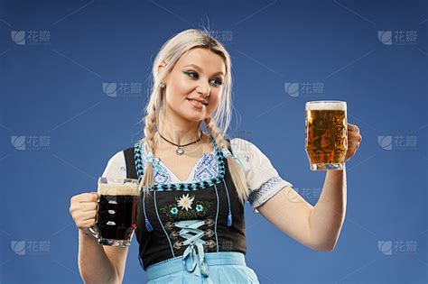 金发德国女孩喝啤酒
