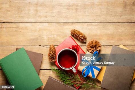 책 차와 콘금속 컵 크리스마스 트리의 잔가지 나무 배경에 선물 가을 겨울 컨트리 하우스 겨울 휴가의 발병의 개념 플랫 레이 상단 보기 0명에 대한 스톡 사진 및 기타 이미지