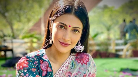 Shruti Haasans Floral Grey Chiffon Sari Came With A Contrasting Blue Blouse Vogue India