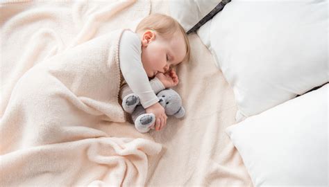 Bébé Suce Son Pouce à 4 Mois Faut Il Sinquiéter Pour Ses Dents Et