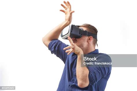 감정을 대화형 게임을 즐기는 하 고 발생 하는 흰색 배경 스튜디오 촬영에 고립 된 가상 현실 Vr 헤드셋을 사용 하 여 흥분된 젊은 남자 3차원 형태에 대한 스톡 사진 및