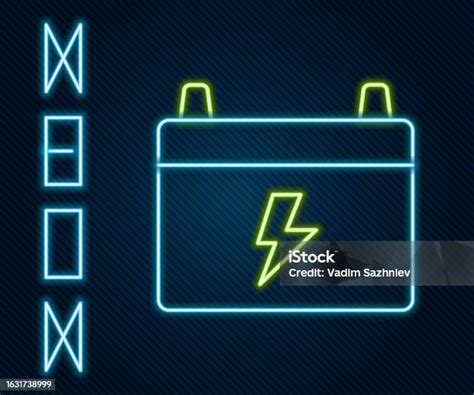 검은 색 배경에 고립 된 빛나는 네온 라인 자동차 배터리 아이콘 어큐뮬레이터 배터리 에너지 전력 및 전기 축적기 배터리 다채로운 개요 개념 벡터 녹색에 대한 스톡 벡터 아트