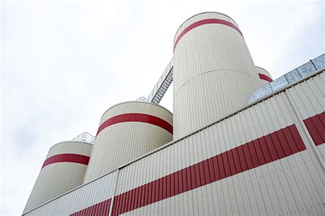 증류소에서 다양한 종류의 맥주를 만들기위한 발효 탱크 0명에 대한 스톡 사진 및 기타 이미지 0명 강철 공장 산업 건물 Istock