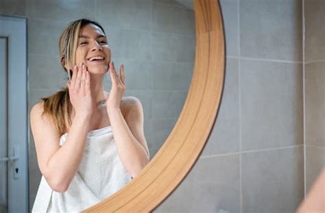 욕실에서 스킨 케어 루틴 동안 얼굴에 얼굴 세럼을 할당하는 젊은 여성 20 24세에 대한 스톡 사진 및 기타 이미지 20 24세 가정 생활 거울 Istock