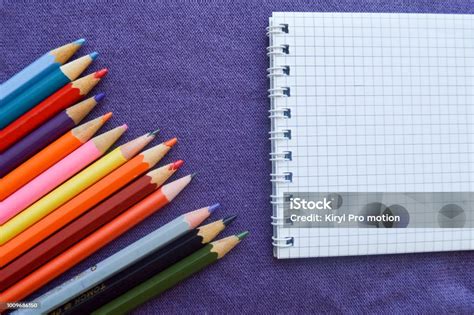왼쪽 아래에 텍스트에 대 한 노트북 보라색 헝겊과 텍스트에 대 한 공간 배경 그리기에 대 한 여러 가지 빛깔 밝은 다채로운 연필 공란에 대한 스톡 사진 및 기타 이미지