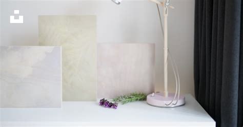 흰색 테이블에 흰색 책상 램프 사진 Unsplash의 무료 회색 이미지