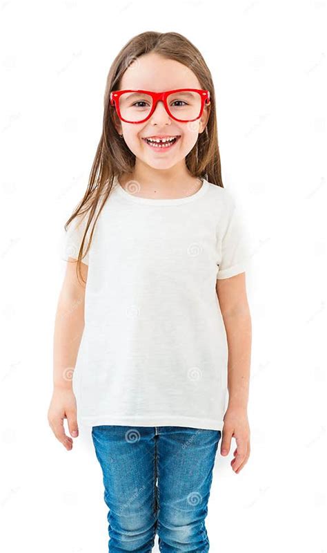 Прелестная малая девушка в белой футболке Стоковое Изображение изображение насчитывающей