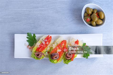 멸 치와 고추 전통 전채 작은 보석 상 추 라는 길다 올리브 사과 쥬 스 바스크 요리입니다 스페인 음식에 대한 스톡 사진 및 기타 이미지 Istock