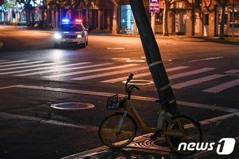 사진 코로나 봉쇄 상하이 텅 빈 거리 순찰하는 경찰 차 뉴스1