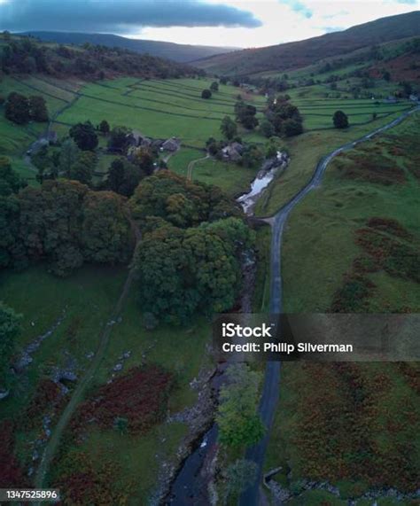 전형적인 요크셔 데일스 풍경 랭스트로스데일 요크셔 데일스 국립공원 노스요크셔 영국 영국 요크셔 데일스 풍경의 부두 강의 공중 전경 0명에 대한 스톡 사진 및 기타 이미지