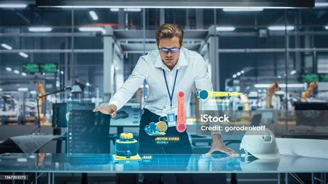 산업 40 하이테크 공장 로봇 팔 디자인에 작업 로봇 엔지니어 제스처에 의해 3d 모델을 조작 하는 증강 현실 홀로그램을 사용 하 여 디지털 기술이 있는 미래 지향적 인