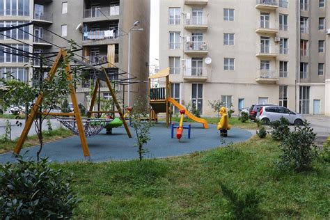 პეტრე იბერის ქუჩაზე სკვერი განახლდა