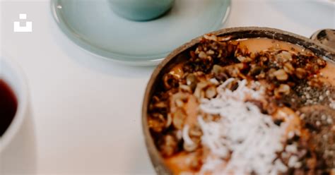 흰색 세라믹 접시에 흰색 세라믹 컵에 카푸치노 사진 Unsplash의 무료 라떼 이미지