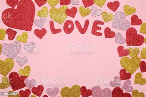 밝은 분홍색 배경에 여러 가지 빛깔의 반짝이는 마음과 텍스트 사랑 하트의 프레임 텍스트를 위한 공간이 있는 상위 뷰 0명에 대한 스톡 사진 및 기타 이미지 Istock