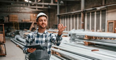 손에 검은 색 태블릿입니다 제복을 입은 공장 남성 노동자가 실내에 있다 사진 Unsplash의 남자 만 이미지