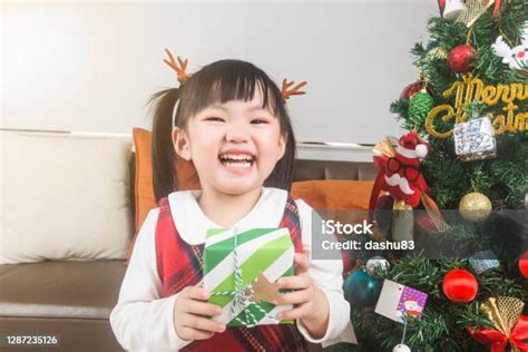 메리 크리스마스와 행복한 휴일 휴일 과 어린 시절 개념 크리스마스 선물 상자와 행복 한 작은 미소 소녀 12월에 대한 스톡 사진 및 기타 이미지 Istock