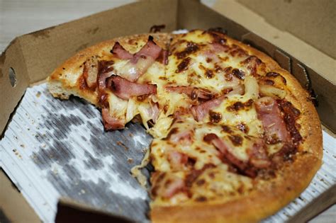 배달 상자에 양파와 햄 맛 있는 이탈리아 피자의 근접 촬영 0명에 대한 스톡 사진 및 기타 이미지 0명 건강하지 못한 생활방식 건강한 생활방식 Istock