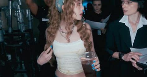 여자 아이들 신보 인트로 필름 공개…열기 가득한 백스테이지