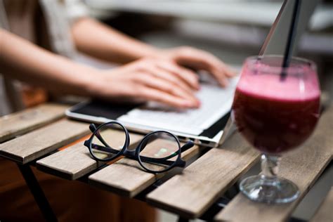 카페에서 노트북에 입력 하는 젊은 여자 안경에 초점을 맞춥니다 노트북에 대한 스톡 사진 및 기타 이미지 노트북 스무디 야외 Istock