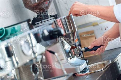 커피숍에서 일하는 젊은 성인 바리스타 갓 갈은 커피 만들기 가루로 빻은에 대한 스톡 사진 및 기타 이미지 가루로 빻은 개념 기계류 Istock