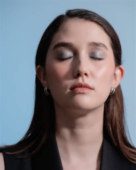 2023下半年「秋冬彩妝趨勢」紅什麼？日本彩妝師解答5大重點：亞洲人校正黑眼圈要選藍色調眼妝！ Line購物