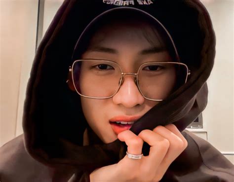 Twitter Awek Cermin Mata Doris Miles