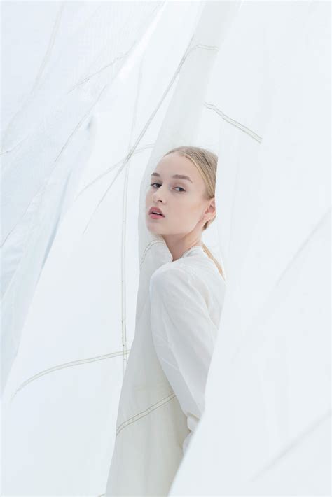 흰색 긴 소매 셔츠를 입고 여자 · 무료 스톡 사진