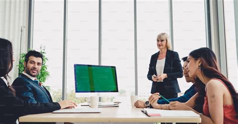 사무실 테이블에 녹색 스크린 크로마 키 Tv 또는 컴퓨터가 있는 회의실의 비즈니스 사람들 화상 회의에서 만나는 사업가와 사업가의 다양한 그룹 사진 Unsplash의